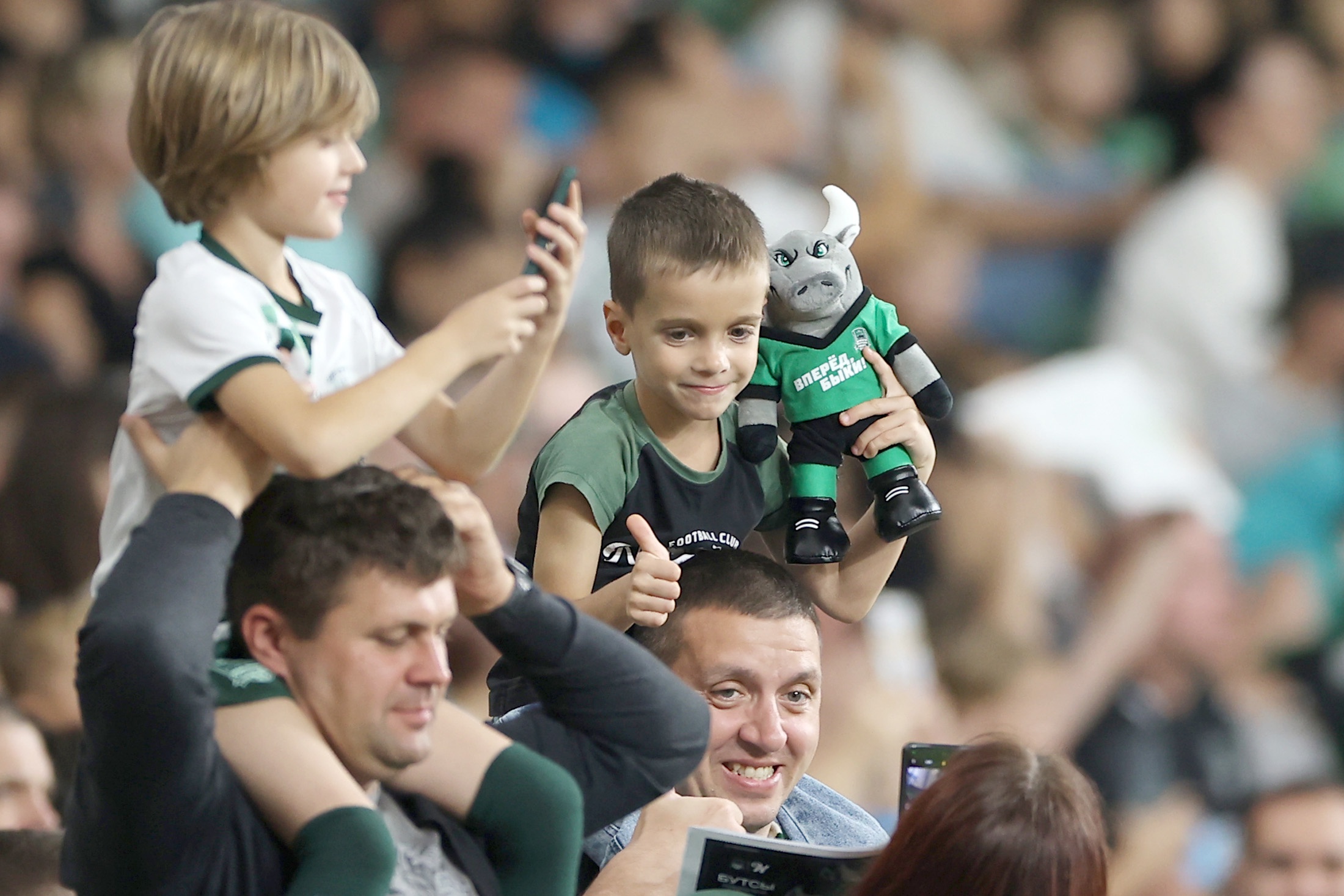 На трибунах становится громче: почему на старте сезона резко выросла посещаемость в Премьер-лиге ...