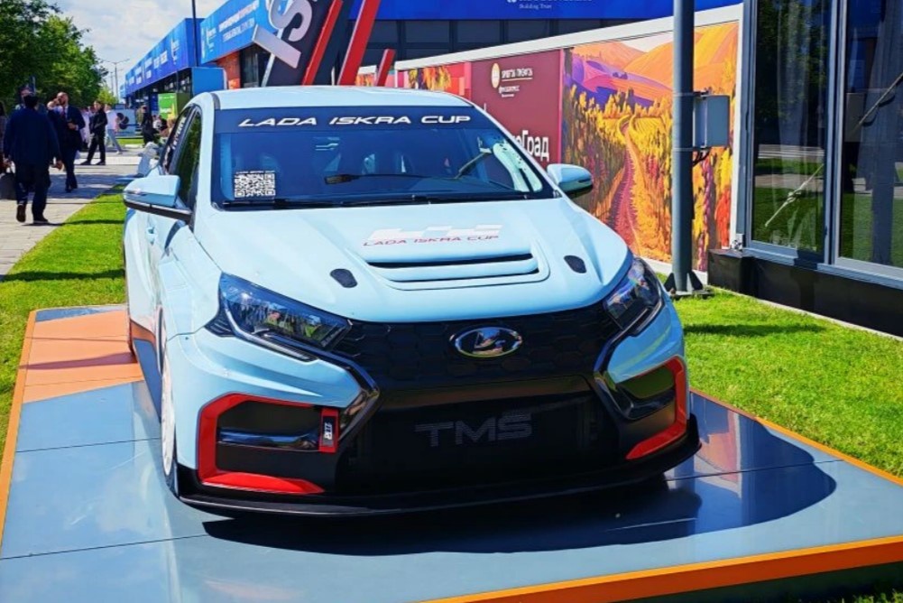 На ПМЭФ-2026 прошла премьера гоночной Lada Iskra c 218-сильным ДВС ...