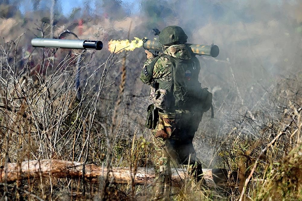 Российские военные установили огнемет "Шмель" на роботизированную ...