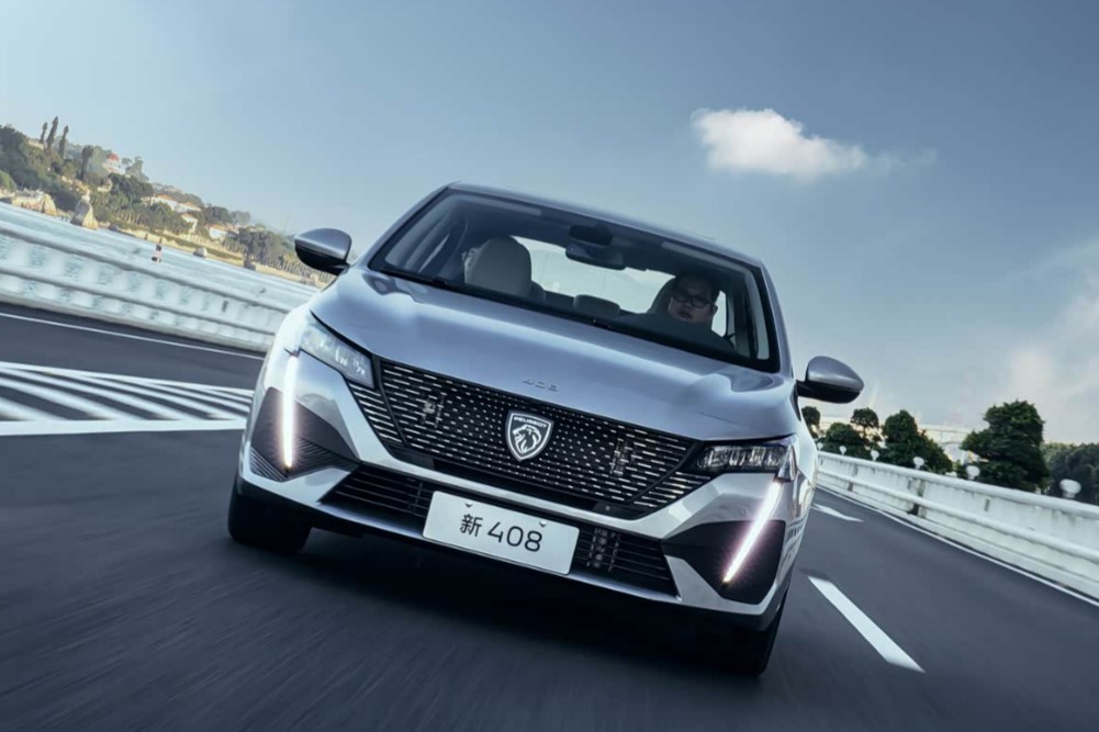 В России возобновили продажи седанов Peugeot 408: турбомотор, дорого ...
